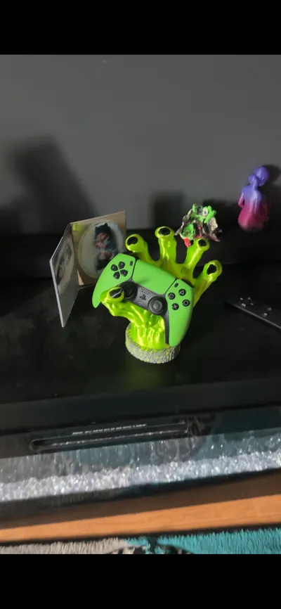 Zombie Hand – PS5/Xbox Controller Holder - Free 3D Print Model - MakerWorld
