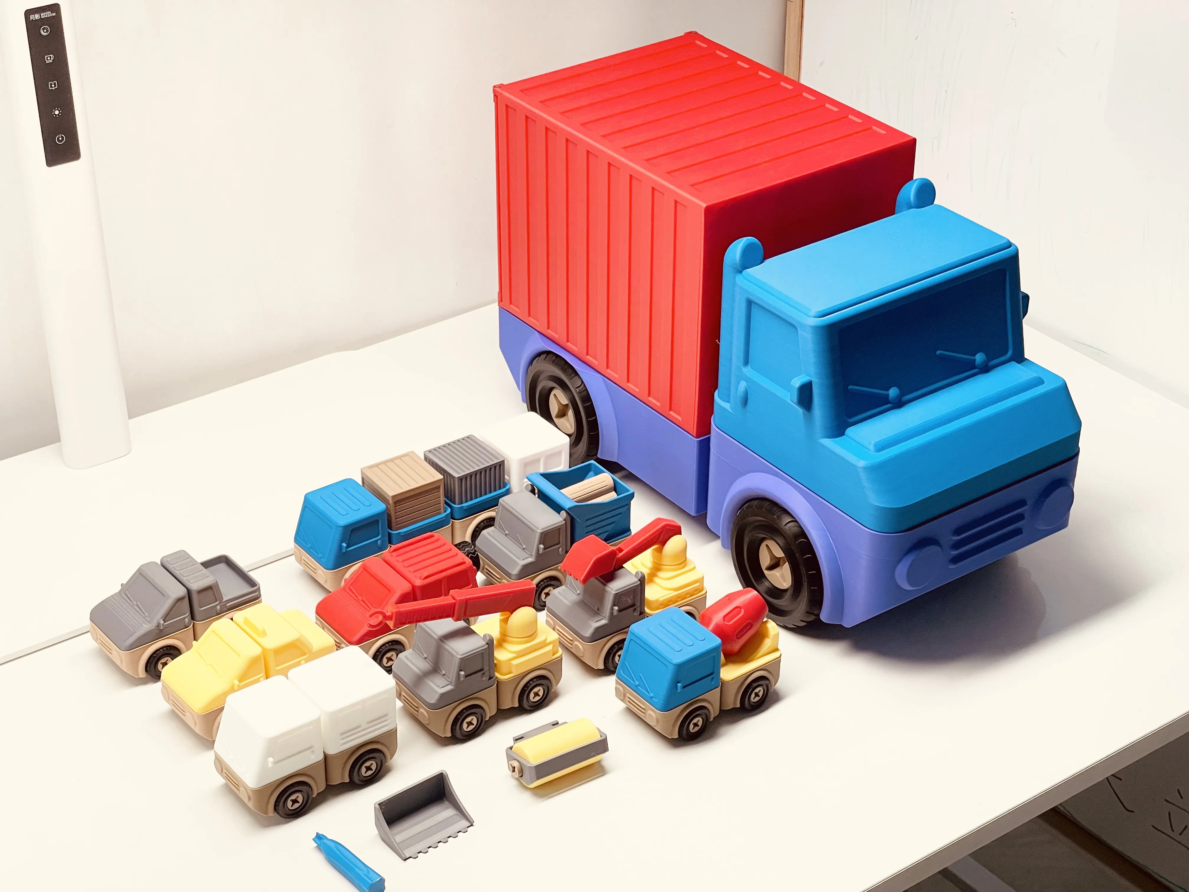 Creative, Buildable ‘Block’ Car by 上进的up主 - MakerWorld