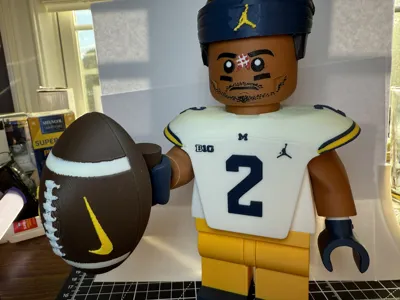 CUSTOMIZE American Football Player Big Figure - Free 3D Print Model ...