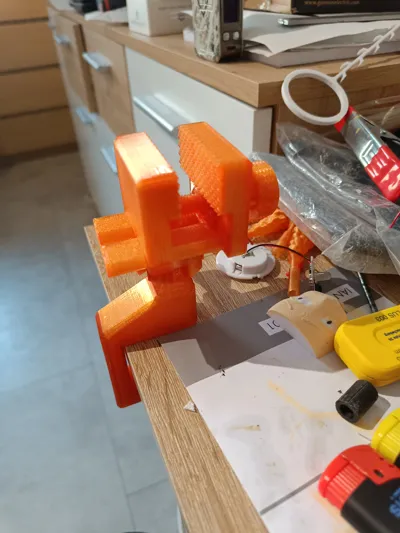 Vice with hinge by Yakuza MakerWorld: Download Free 3D Models