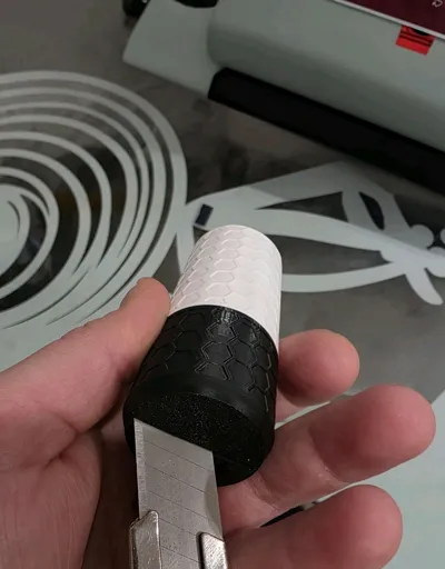 SnapSafe cutter: Safely break off blades - Free 3D Print Model - MakerWorld