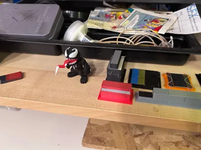 Venom Microhéroe articulado flexible por MadMonkey3D MakerWorld: Descarga Modelos 3D Gratuitos