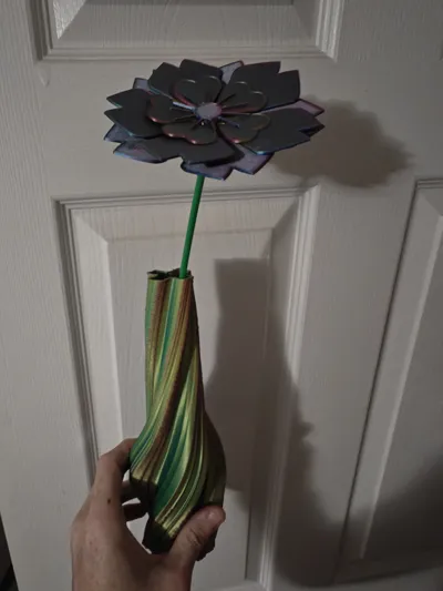 Twisted Vase (made by Makerlab Make My Vase) by SabreDesign MakerWorld ...