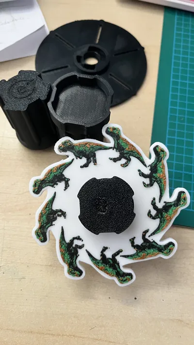 Trex Zoetrope spinner (LEE LA DESCRIPCIÓN) por aPyroDesign - MakerWorld
