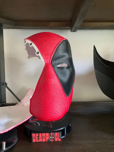 Deadpool Helmet Stand w/ changeable face plates by bbush362 MakerWorld ...