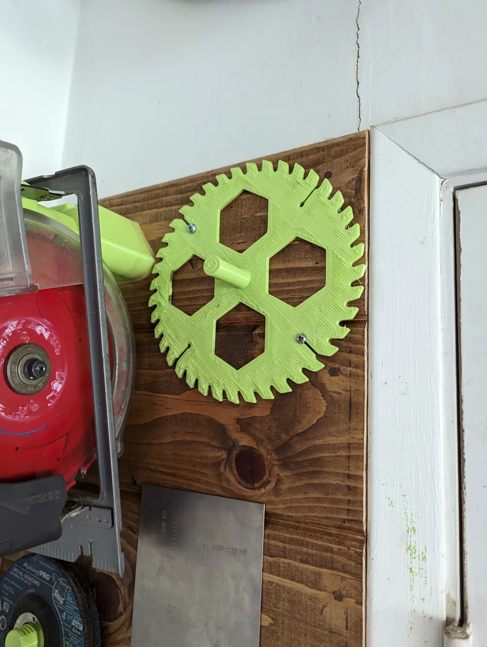 Circular Saw blade wall mount Remixed by Thibo-do-it - MakerWorld