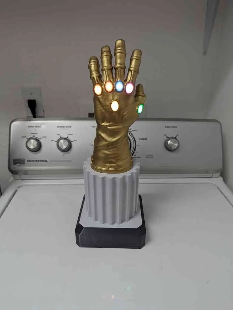 Comic Infinity Gauntlet Trophy with RGB Stones Remezclado por plumpo ...
