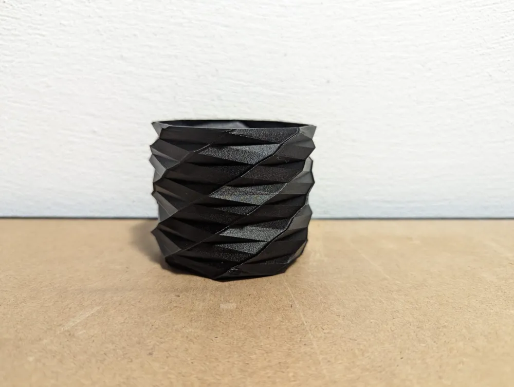 Twisted Polygon Planter by NeroYTHD - MakerWorld