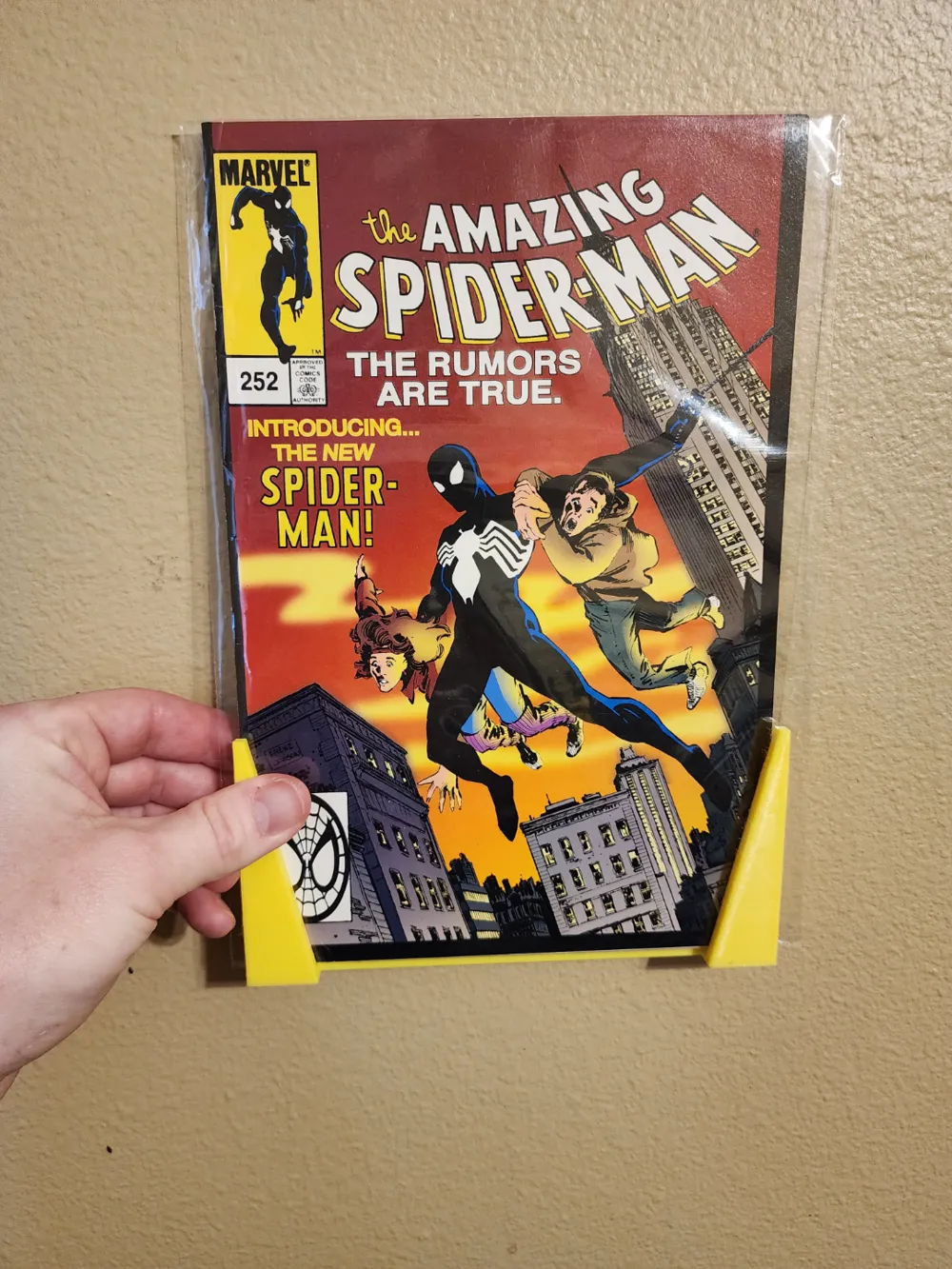 DFD Comic Book Stand by digitallyforgeddesigns - MakerWorld