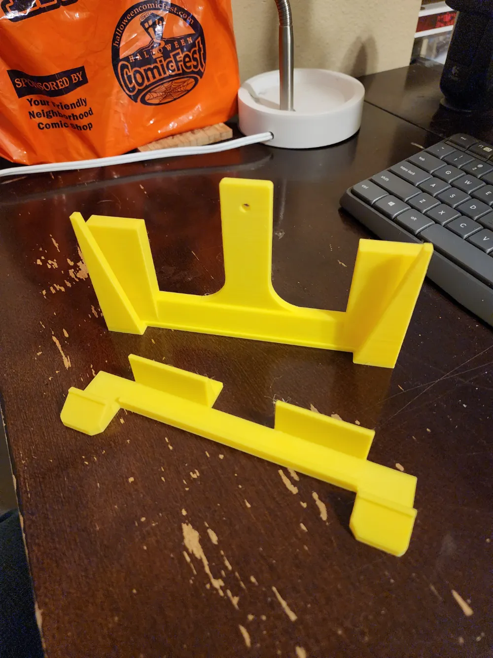 DFD Comic Book Stand by digitallyforgeddesigns - MakerWorld