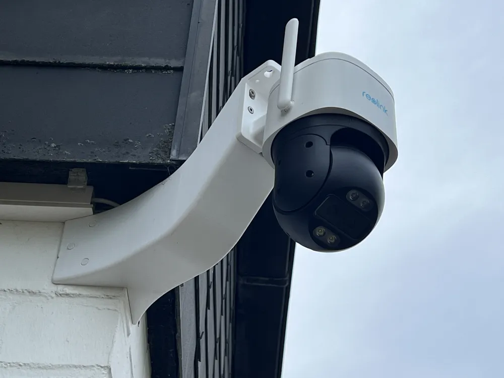 Corner mount Reolink surveillance camera / Eckhalterung Reolink ...