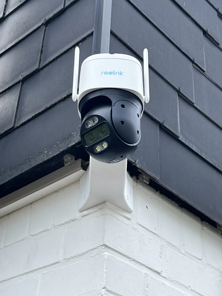 Corner mount Reolink surveillance camera / Eckhalterung Reolink ...