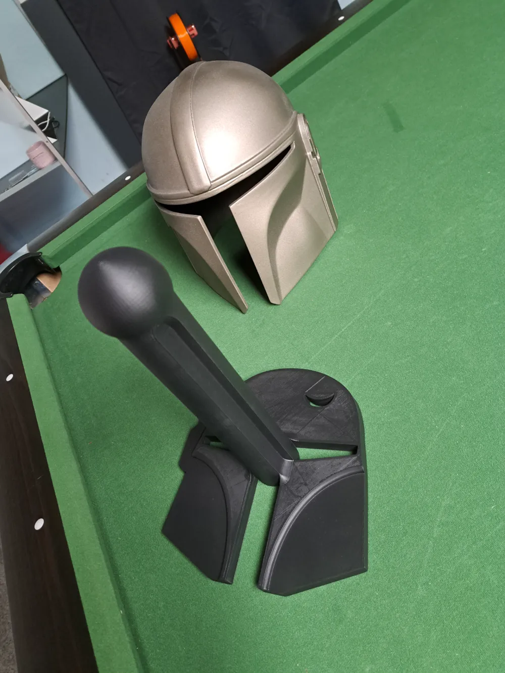 Mandalorian Helmet Stand - Modelo de impresión 3D gratuito - MakerWorld