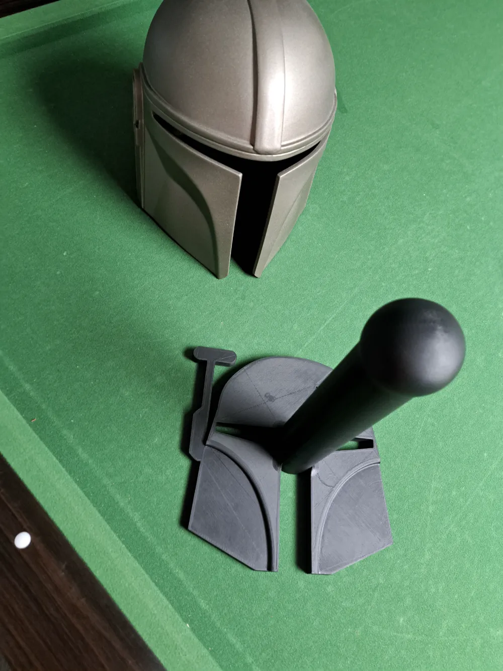 Mandalorian Helmet Stand - Modelo de impresión 3D gratuito - MakerWorld