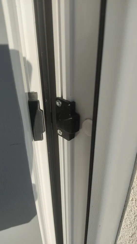 Hinge Compression Device (Side Hung Windows) / Skrytý přítlačný pant by ...