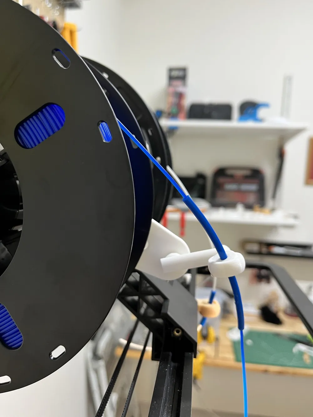 Filament holder with integrated mount for guides + interchangeable ...