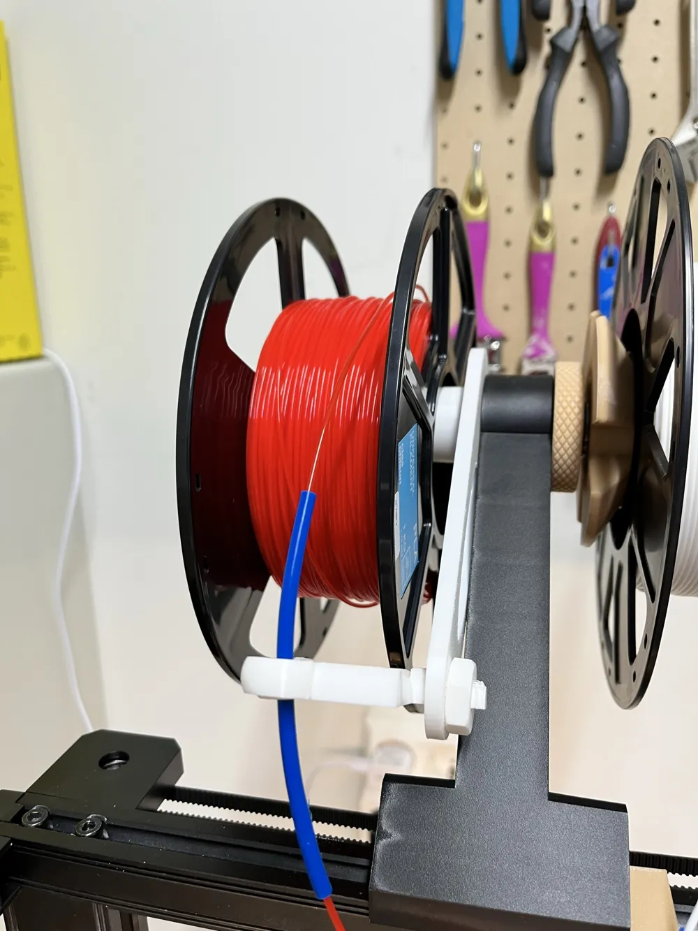 Filament holder with integrated mount for guides + interchangeable ...