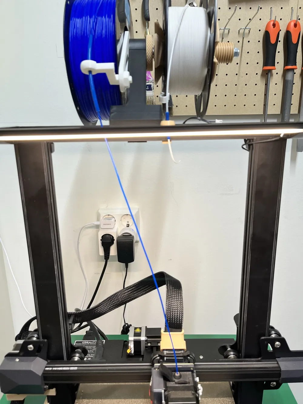 Filament holder with integrated mount for guides + interchangeable ...