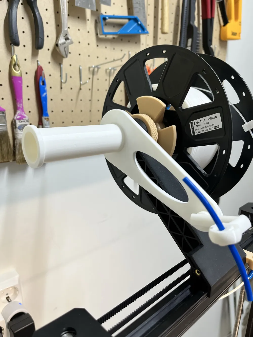Filament holder with integrated mount for guides + interchangeable ...