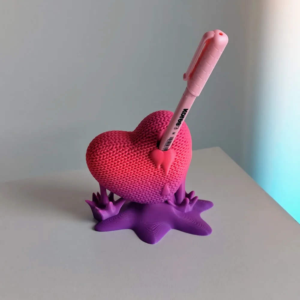 Melting knitted heart / pen holder by trixs3D MakerWorld: Download Free 3D Models
