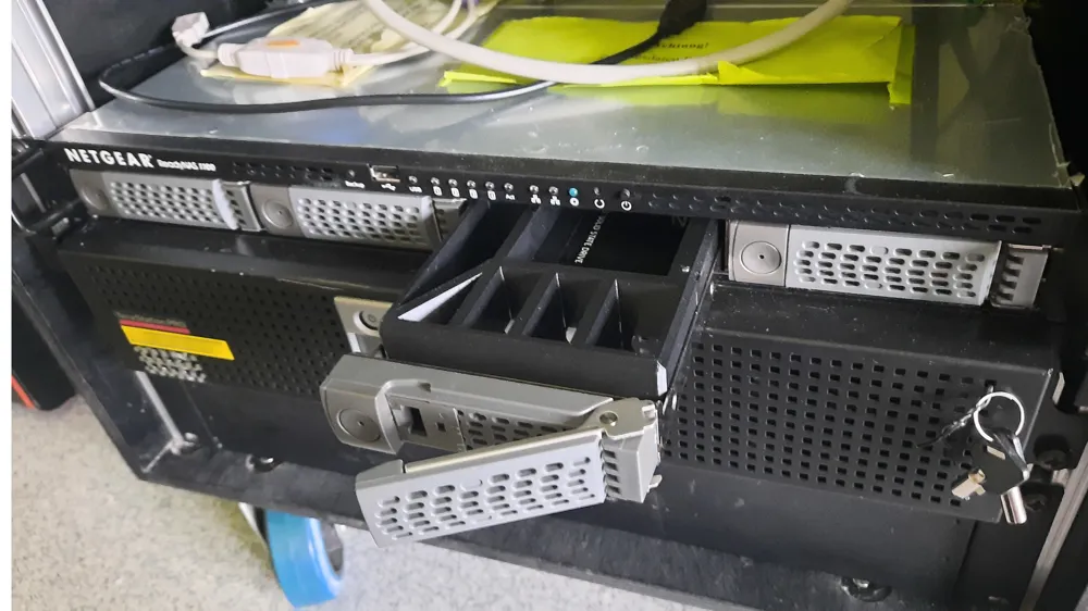 Universal 2.5" to 3.5" HDD / SSD Hot Swap Bay / Backplane Adapter ...