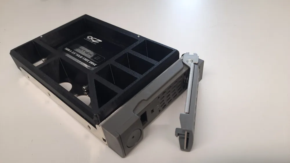 Universal 2.5" to 3.5" HDD / SSD Hot Swap Bay / Backplane Adapter ...