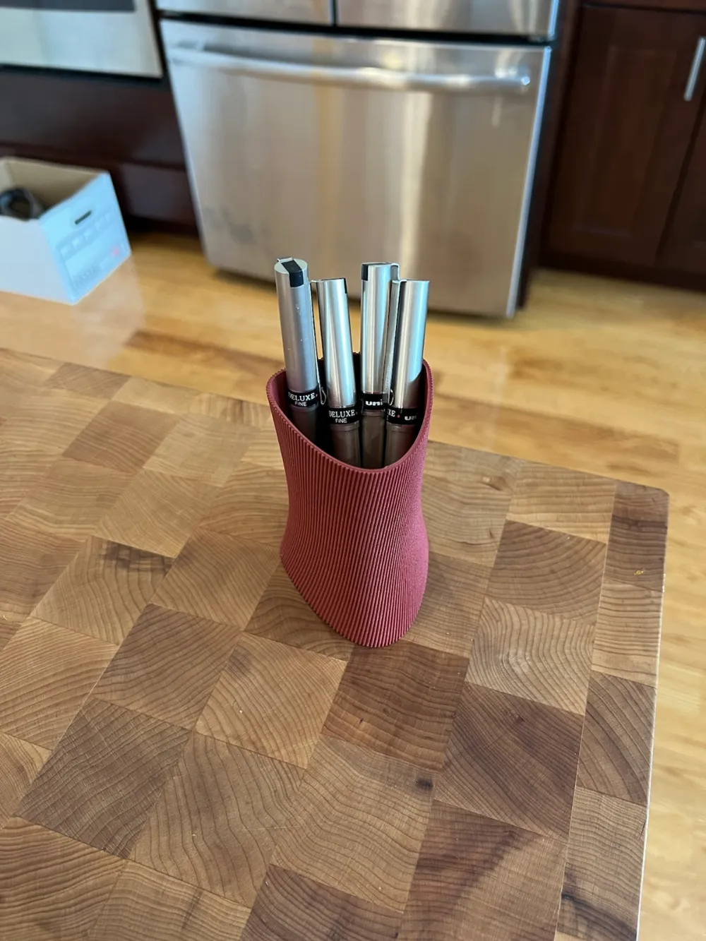 Trist: A Twisty Triangular Pen(cil) Holder by Adam L - MakerWorld