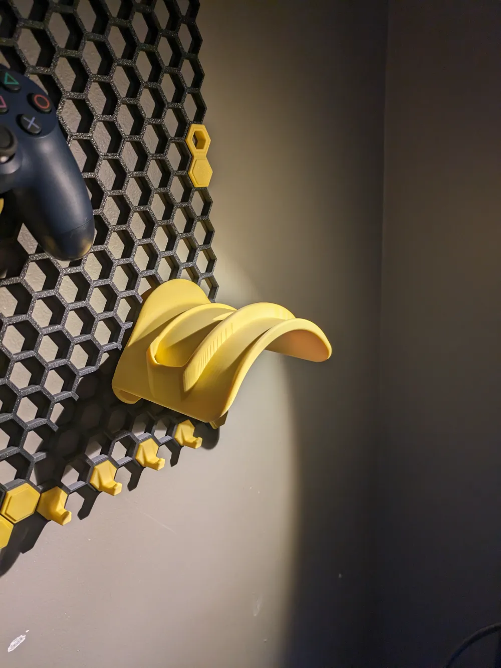 Meta Quest 3 Headset Cradle - Honeycomb wall storage (HWS) Remixed by ...