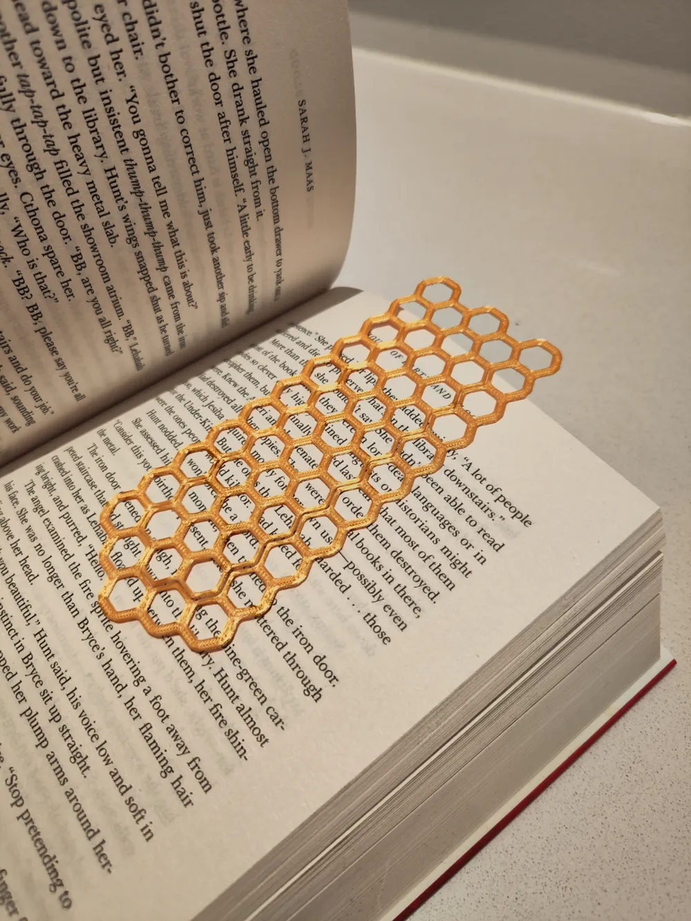 Honeycomb bookmark by Mia Germansen - MakerWorld