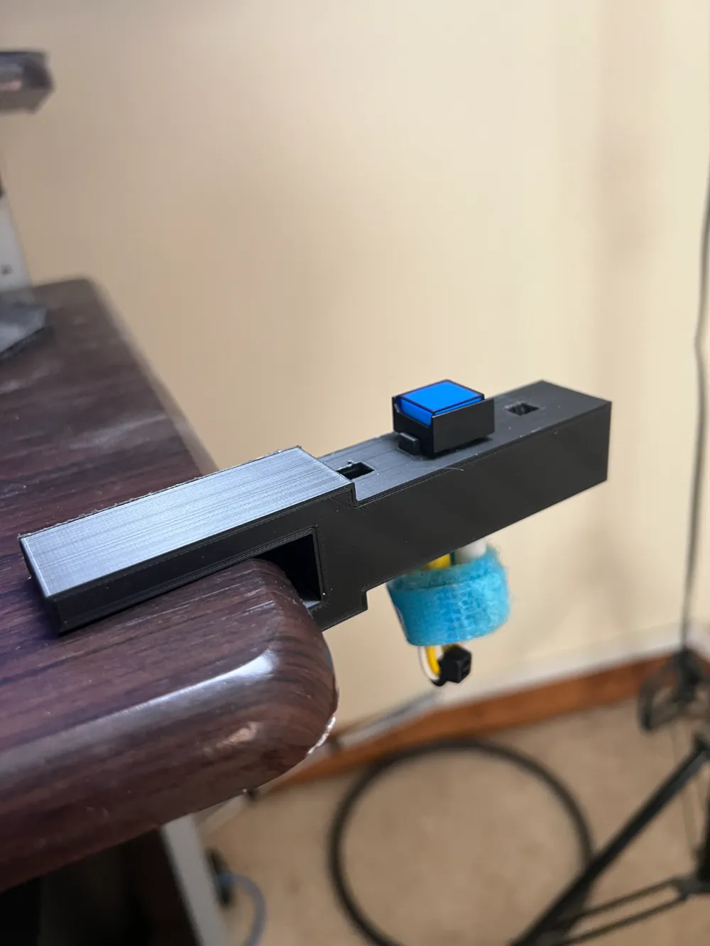 "In a Meeting" Headset Sensor by Blake DeCarvalho - MakerWorld