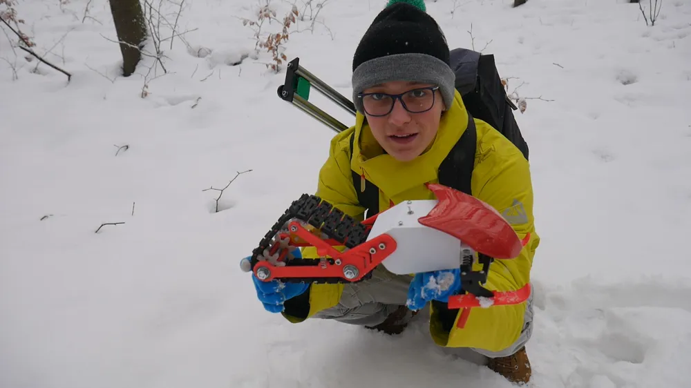 3D printed mini RC snowmobile by Nikodem Bartnik - MakerWorld