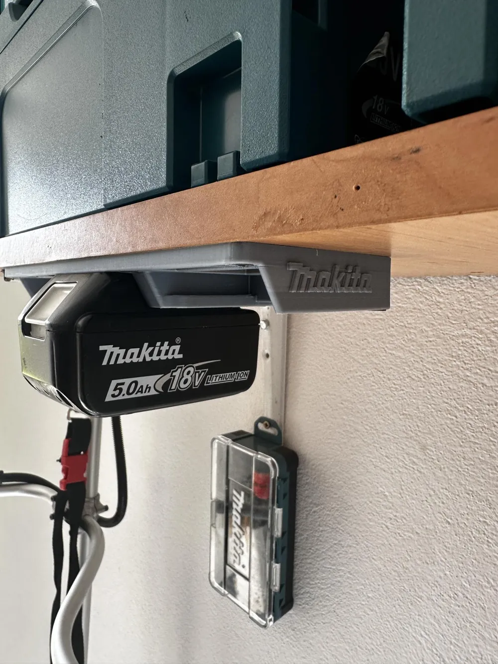 Trio Makita battery wall mount Remixed by peto.r_ - MakerWorld