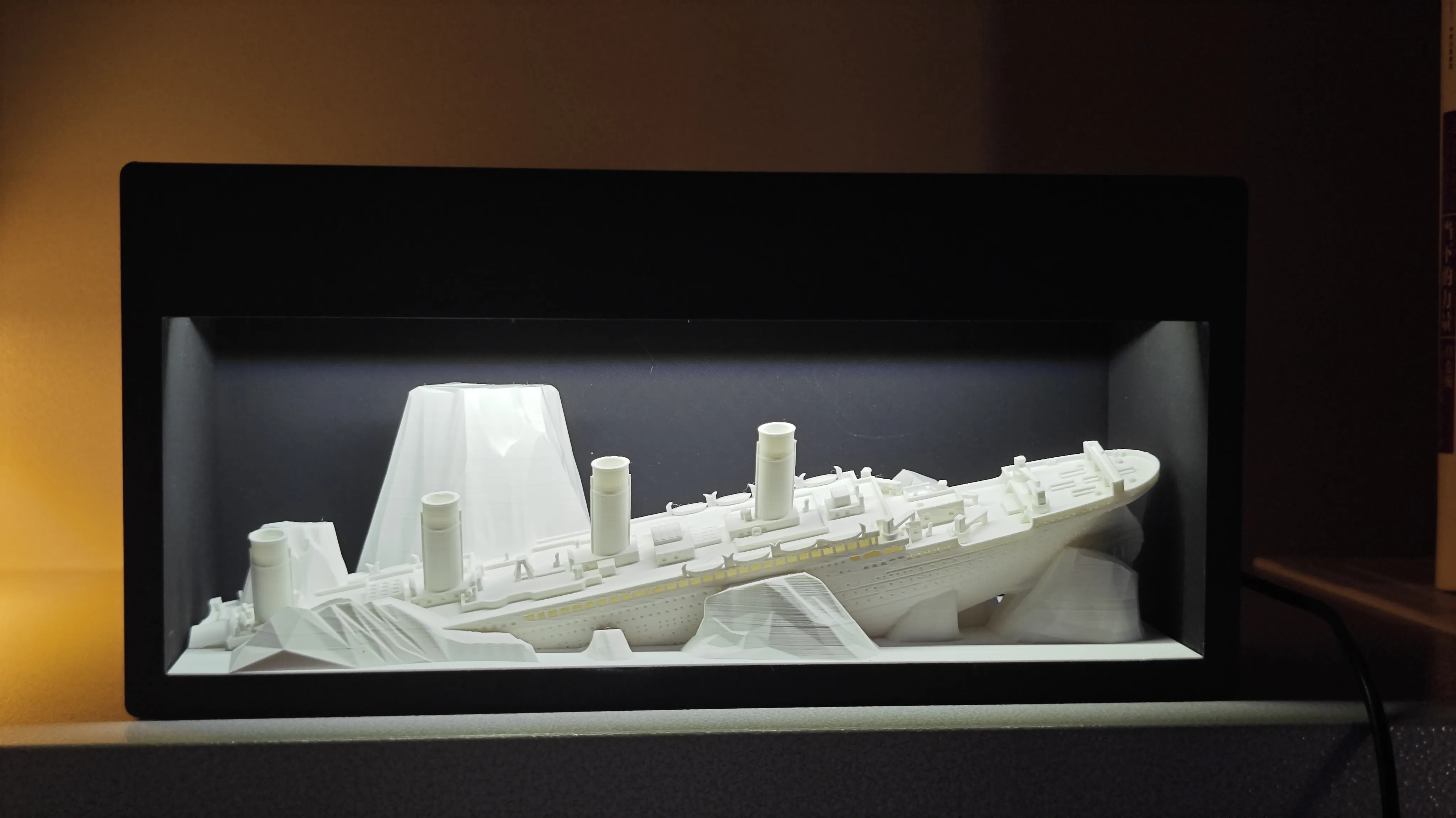 Titanic Light＆Table lamp——泰坦尼克夜灯 por 翻滚吧咸鱼RIF MakerWorld: Descarga ...