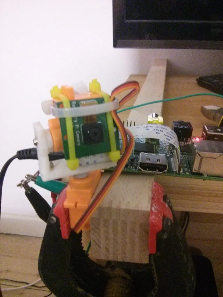 Simple servo mount for moving a camera on two axis Remixed by Moritz ...