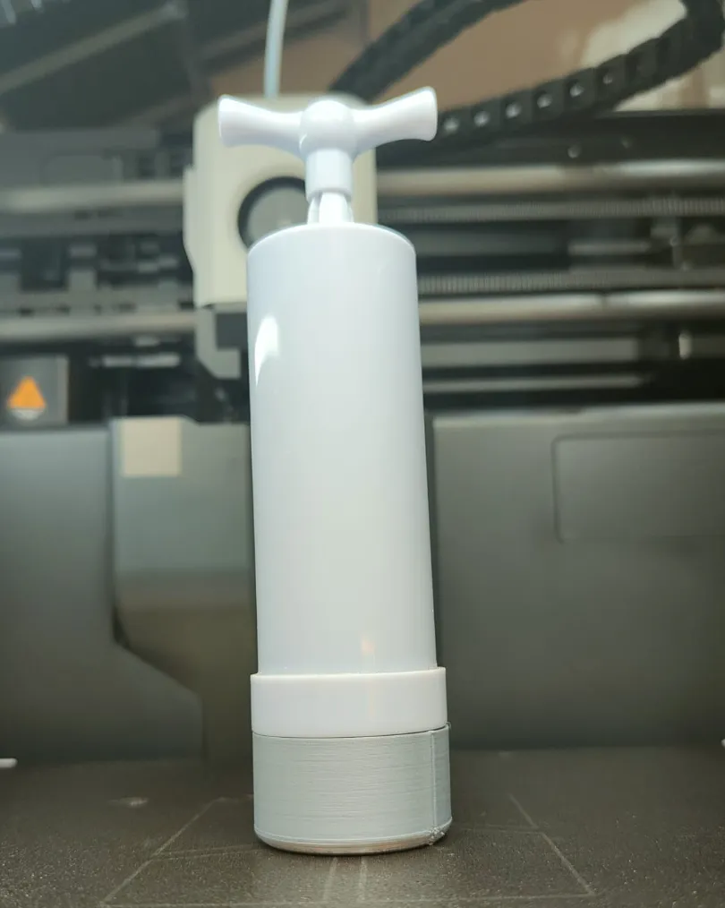 Vacuum pump dust cap by Adrix82 - MakerWorld