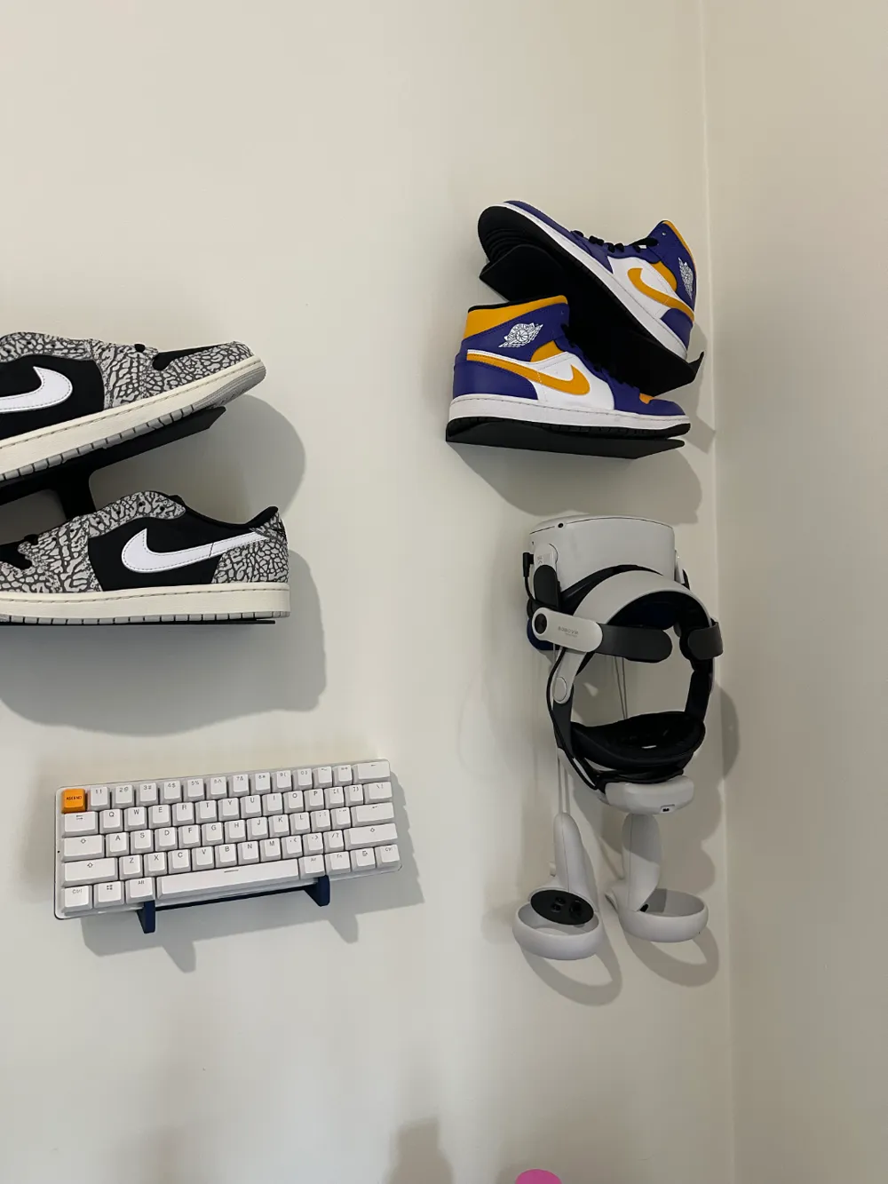 Oculus/Meta Quest 2 and 3 wall mount Remixed by Zack Peters MakerWorld ...