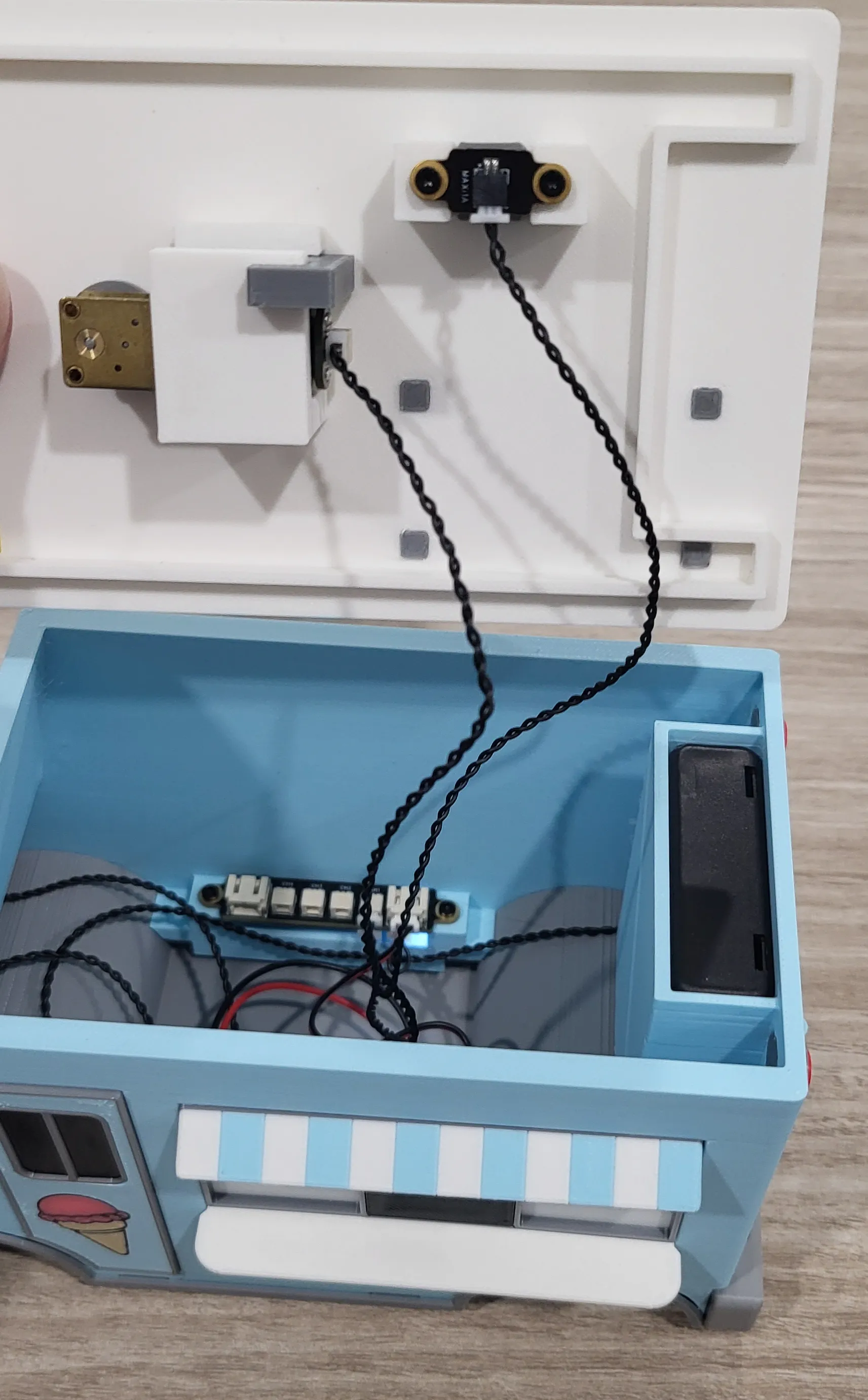 Ice Cream Truck with working headlights - Free 3D Print Model - MakerWorld