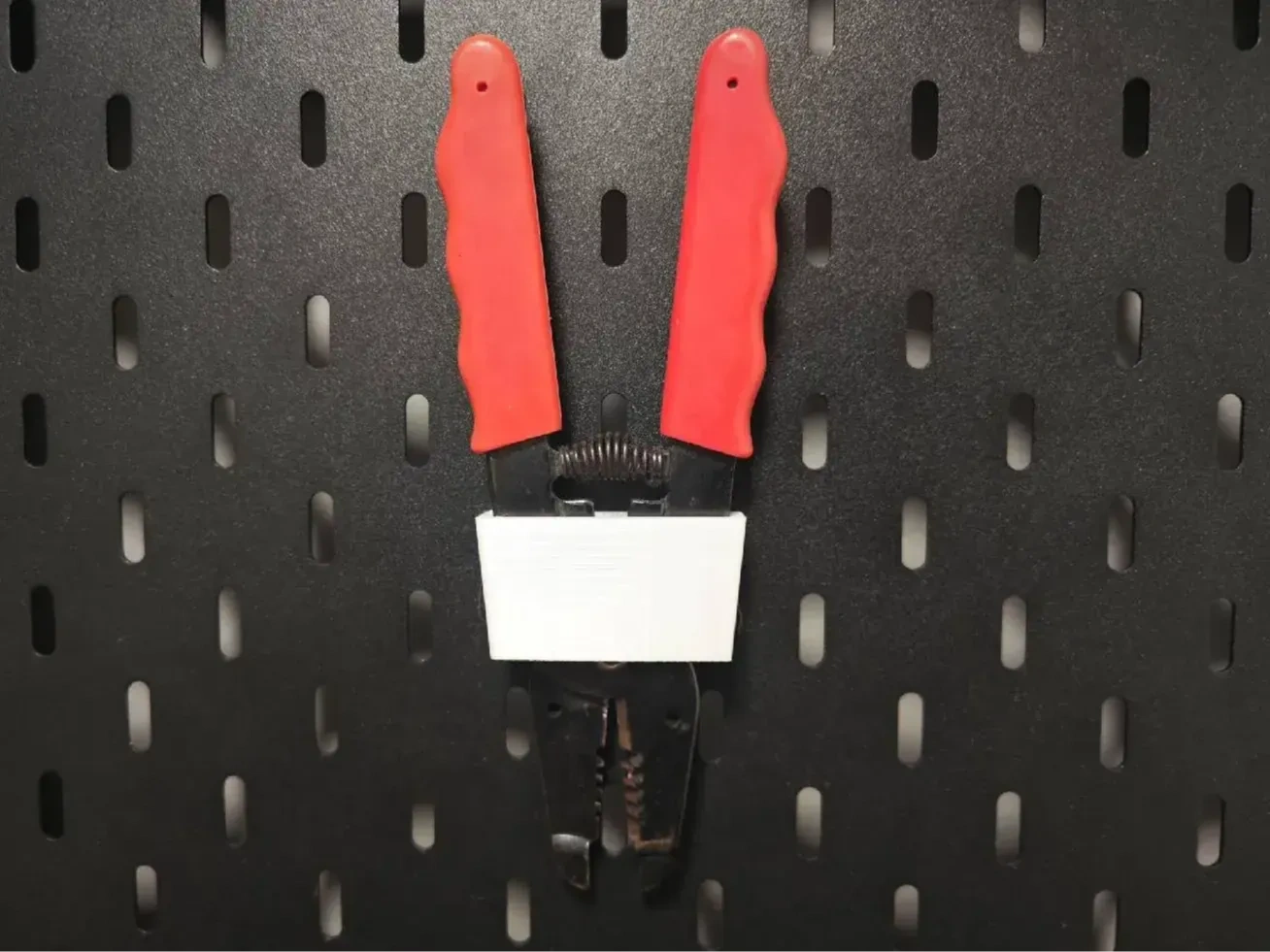 Wire Stripper Holder (1.2MM Thick Pegboard Accessory) by 王小彬同学 - MakerWorld