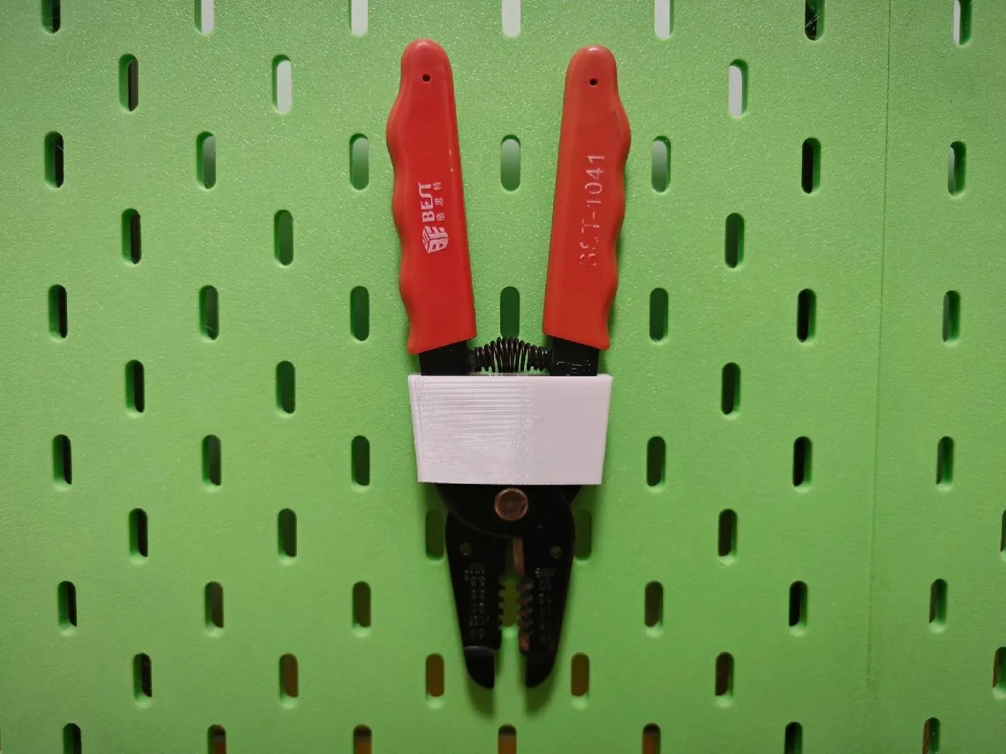 Wire Stripper Holder (5MM Thick Pegboard Accessory) by 王小彬同学 - MakerWorld
