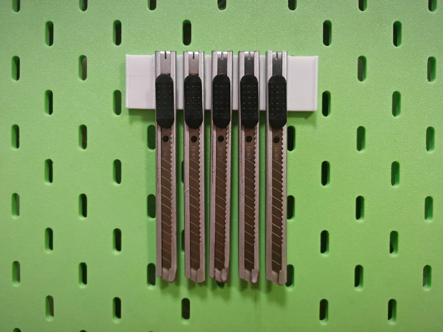 Utility Knife Holder (5MM Thick Pegboard Accessory) by 王小彬同学 - MakerWorld