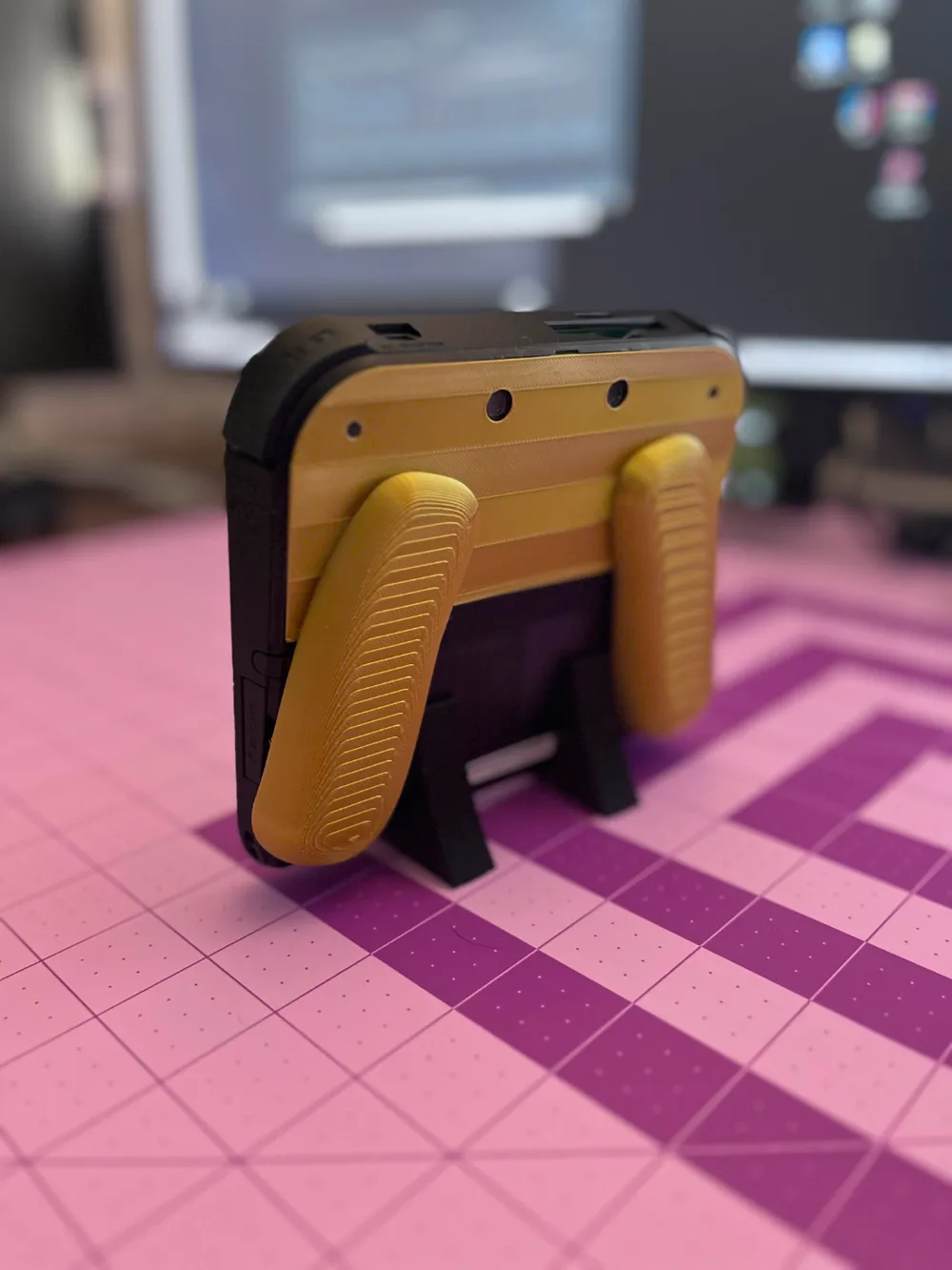 2DS Grip / Battery Cover - Free 3D Print Model - MakerWorld