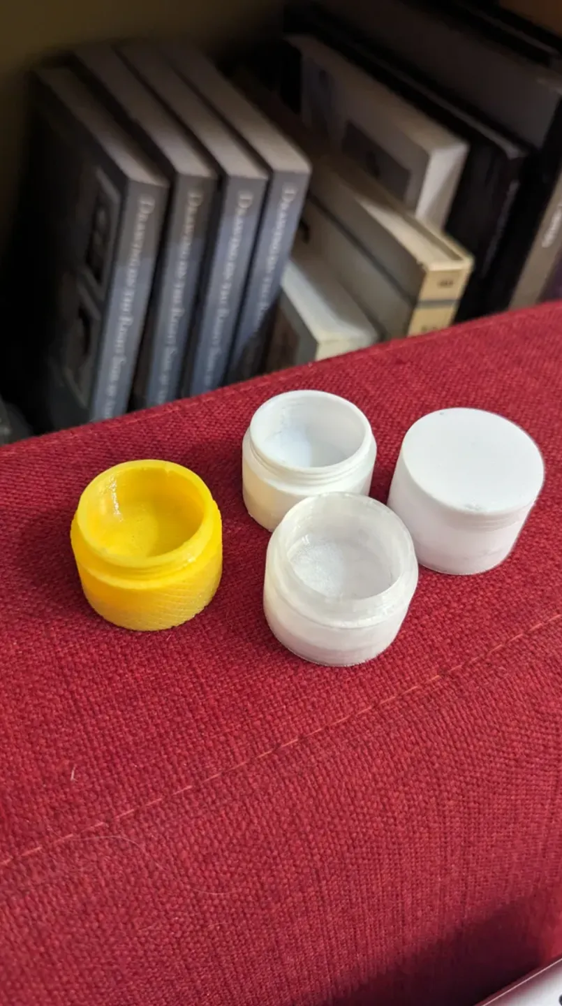 Screw-together pill box, threaded pill organizer by Paul ...