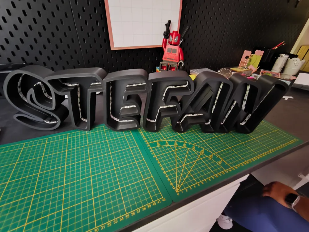 Nombre de LED Stefan - Modelo de impresión 3D gratuito - MakerWorld