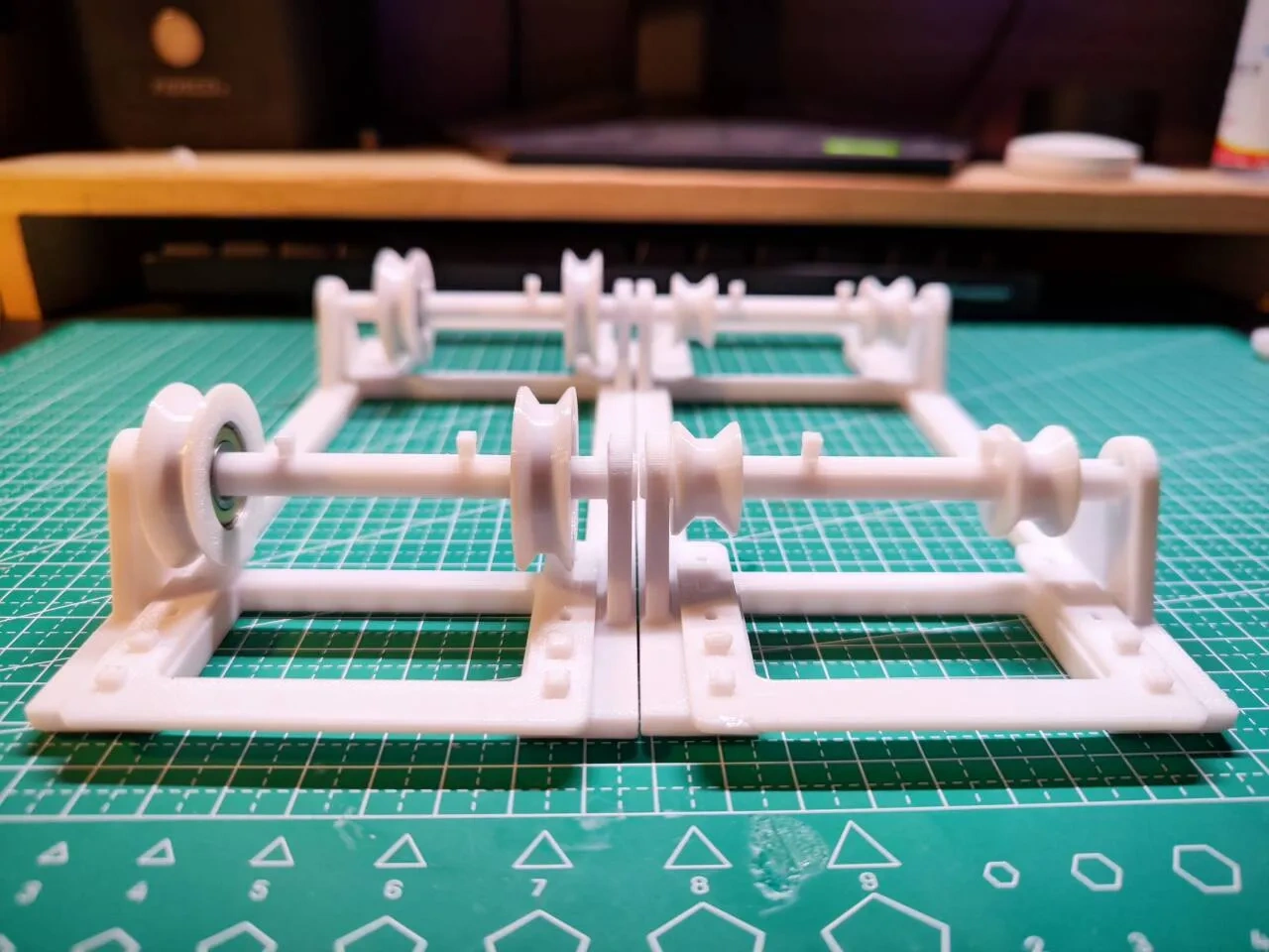 Purely printed filament rack spool support + adjustable frame to adapt ...