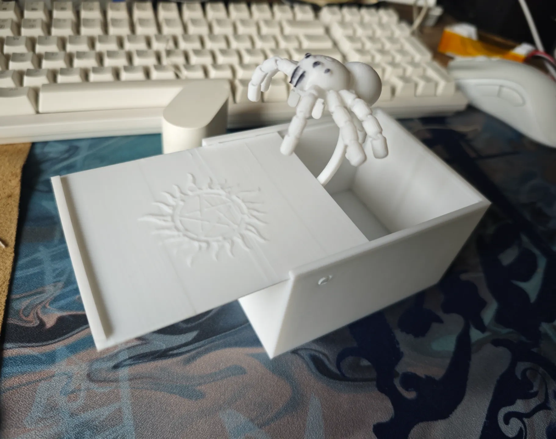 Scary Screaming Horror Box, Kid's Toy, also can be used as a Gift Box ...