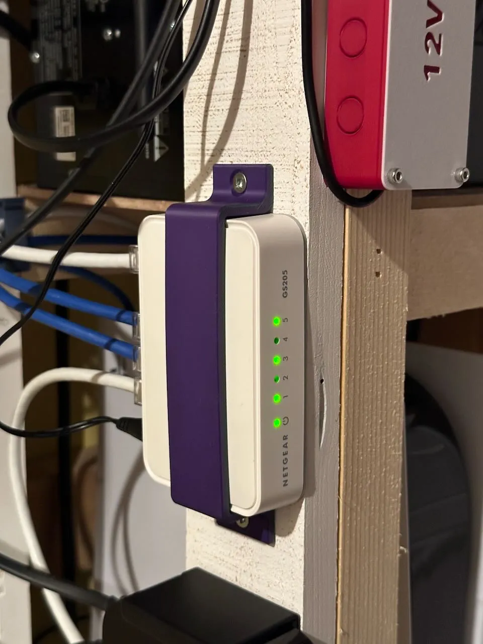 Netgear GS205 router wall mount bracket by jaeseopark - MakerWorld