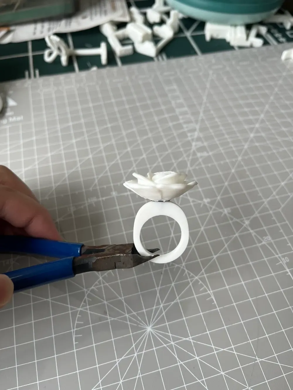 3D Rotating Rose Ring by 阿布ceicei - MakerWorld