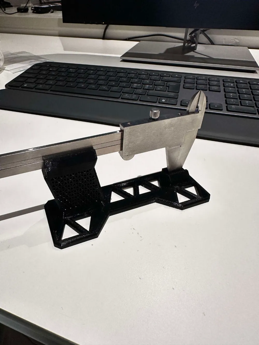 Caliper stand by Formatt.dk - MakerWorld