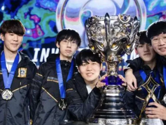 S8 reaching the pinnacle of IG, S9 reborn FPX, S11 breaking through to create EDG trophy by user ...