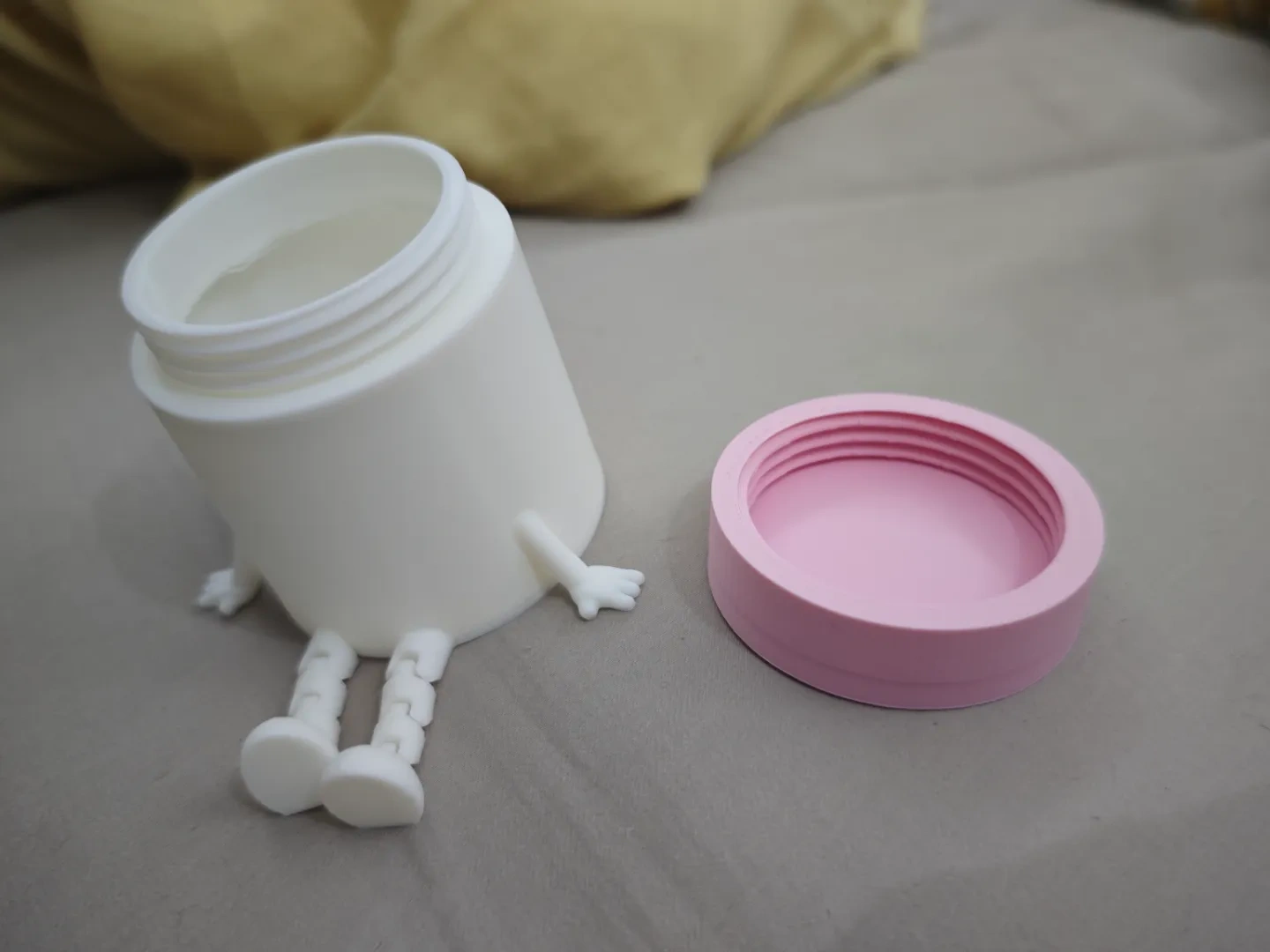 A small jar with legs and a lid by user_3974921280 - MakerWorld
